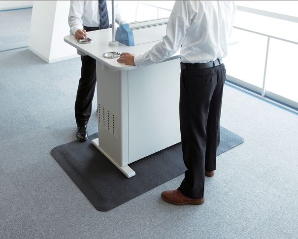 商品説明 喫煙場の床面焼け、焦げ防止マットとしてもお使いいただけます。表面の凸凹が、足元のスベリを防止。縁の4辺に傾斜を付けて、つまずきを防止。弾力のあるマットが疲労を軽減して生産性を向上。 商品名 ケアソフト アンチファイヤー 610×9...