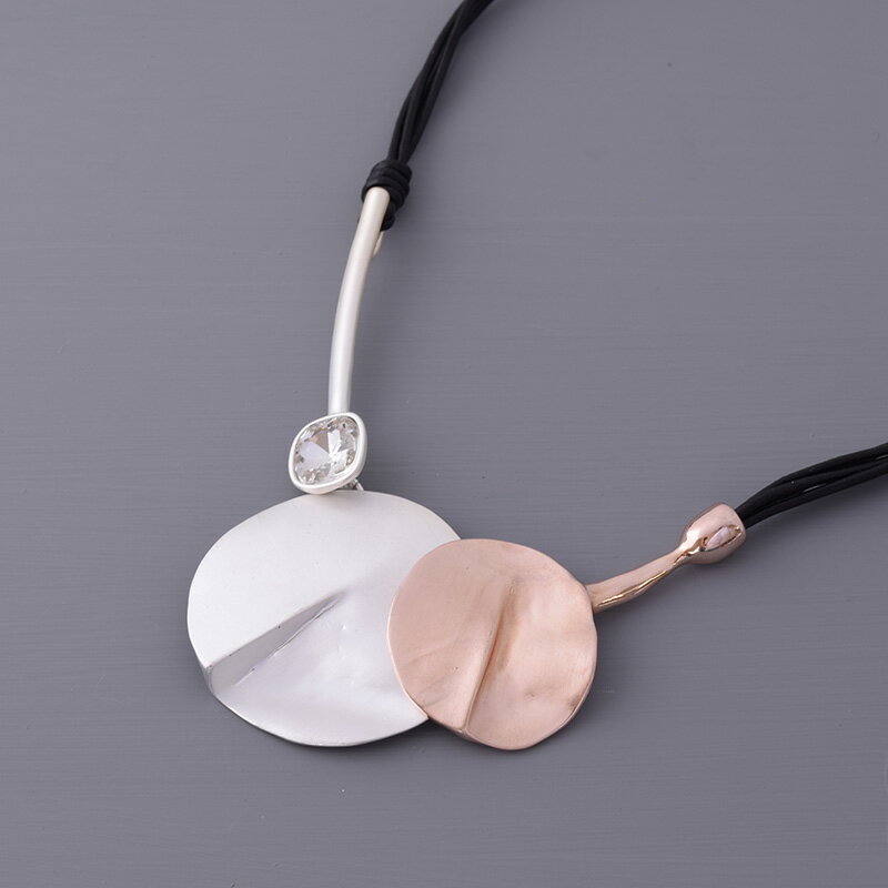 商品詳細材質合金、合皮紐サイズ長さ約50cm 約6cmアジャスター付き重さ約45gご注意ご視聴のモニターにより、実際の色と異なって見える場合がございます。また写真は原寸大ではございません。細部パーツの仕様は予告なく変更となる場合がございます...