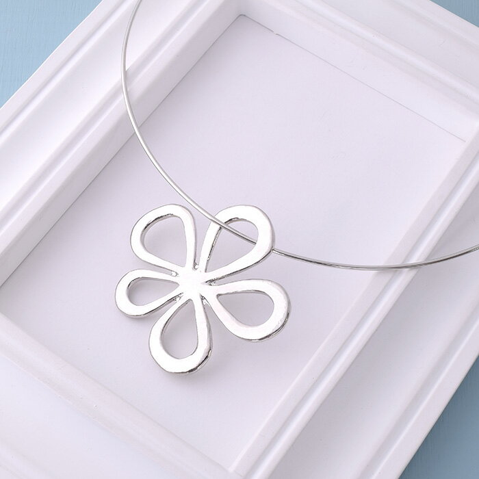 商品詳細材質合金サイズ長さ約46cm ペンダントトップ部分約6x5.5cm 約6cmアジャスター付き重さ約22gご注意ご視聴のモニターにより、実際の色と異なって見える場合がございます。また写真は原寸大ではございません。細部パーツの仕様は予告...