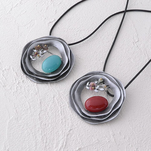 商品詳細材質合金、アクリル、紐サイズ長さ約60〜84cm　ペンダントトップ部分約6x6cm重さ約27gご注意ご視聴のモニターにより、実際の色と異なって見える場合がございます。また写真は原寸大ではございません。細部パーツの仕様は予告なく変更と...