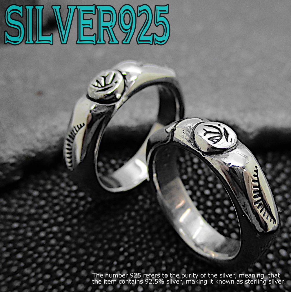 材質：スターリングシルバー（シルバー925）サイズ：11号 13号 15号 17号重量：平均 9gこのシルバー925リングは、素材そのものの美しさを最大限に引き立てる魅力的なアイテムです。ネイティブアメリカンデザインのスタンプワーク模様が施...