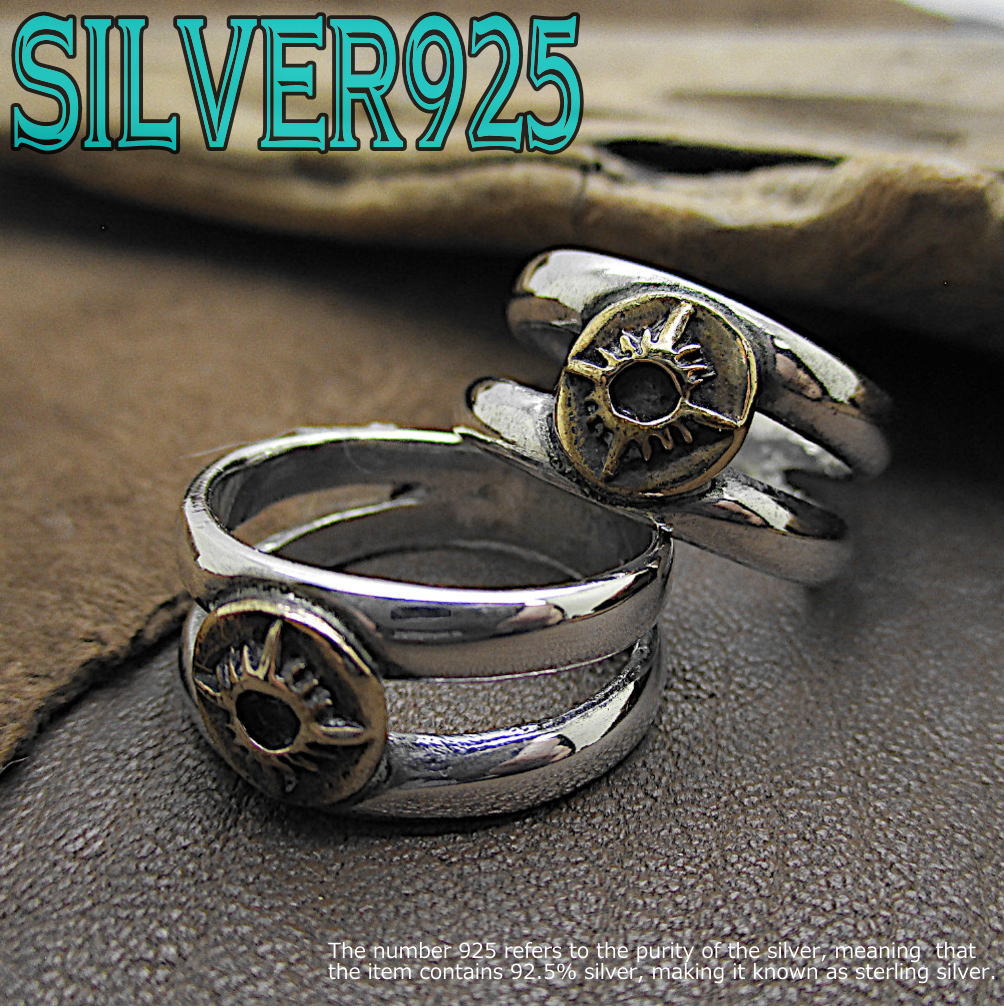 材質：スターリングシルバー（シルバー925）サイズ：15号 17号 19号重量：平均 6.3g素材の美しさを最大限に引き立てるデザインが魅力です。2本のシルバーラインが織りなすシンプルな美しさの中央には、真鍮製のゴールデンサンが渋く輝き、ネ...