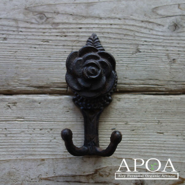 商品説明 商品名 フック ウォールフック ローズ 本体サイズ 横：約55mm　縦：約138mm　奥行：約54mm 材質 アイアン 備考 こちらの商品は、手づくりでアンティークの風合いに仕上げられています。多少のキズや汚れ、サイズの誤差や色目...