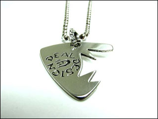 シルバーペンダント 素材：SILVER925 トップの大きさ：縦34mm・横28mm ※チェーン別売り ※廃盤商品につき、現品限りとなります。 ギフト対応アイアンクロス型に抜いたピック。 アイアンクロスSMALLがぴったりはまります。