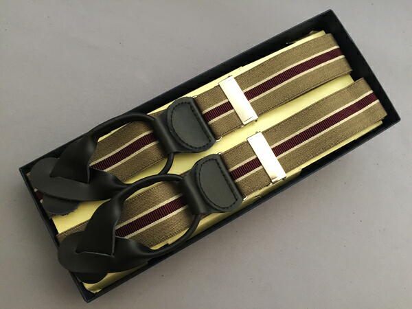 英国業者より直送の六つボタン留めクラシックYバック6ボタン留ブレイシーズです。 18世紀後半に登場したこの6コのボタンで止めるクラ シックなブレイシーズは初期の原型をほぼ留めたまま のスタイルで今も頑固なファンに支持を受けるベリー トラディ...