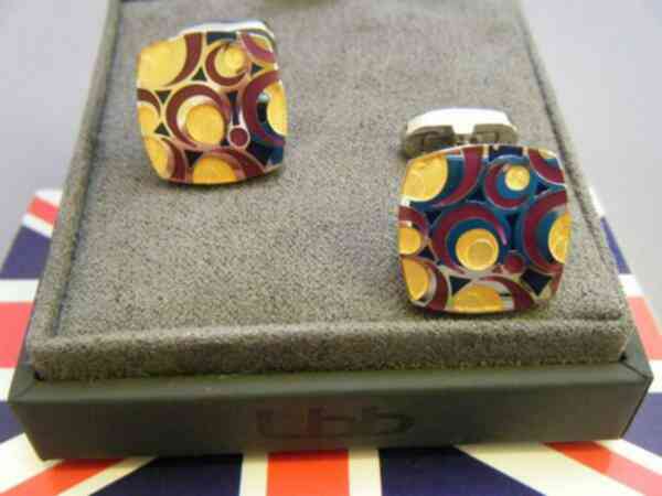ギフト対応 1973年英国創業LondonBadge&amp;Button(LB&amp;B)社のカフリンクスです。 同社は紳士服のバイブルと名高い「Gentlemens」(洋書ベルンハルトレイチェル著）の中で 社名通りブレザー用メタルボタ...