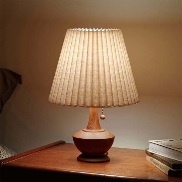 陰影のあるプリーツ状のファブリックセードが柔らかな明かりを灯すナチュラルなペルナテーブルライト。北欧のビンテージ家具をモチーフにアールを取り入れたウッドベース、プルスイッチの先端にあしらわれたウッドボールが温もりを感じさせます。プリーツセー...