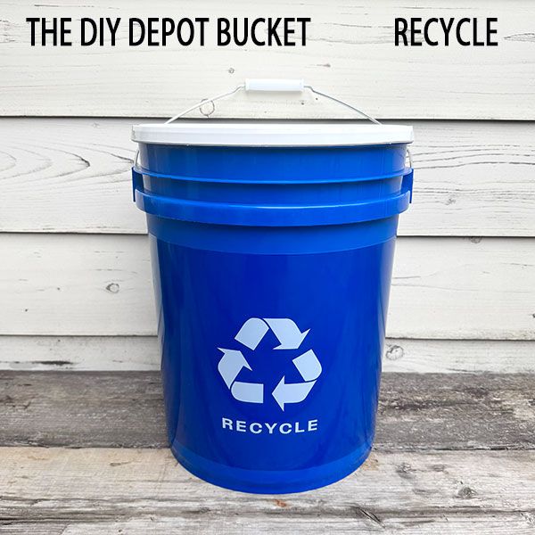 中央に大きなRECYCLEマークがついた、再利用できる資源や資材入れとして使えるリサイクルバケツ。 他にも道具入れや家庭用ゴミ箱、液体入れとしても利用できる汎用性が高い優れものです。 欧米のゴミに対するメッセージ付きで、環境問題についても考...