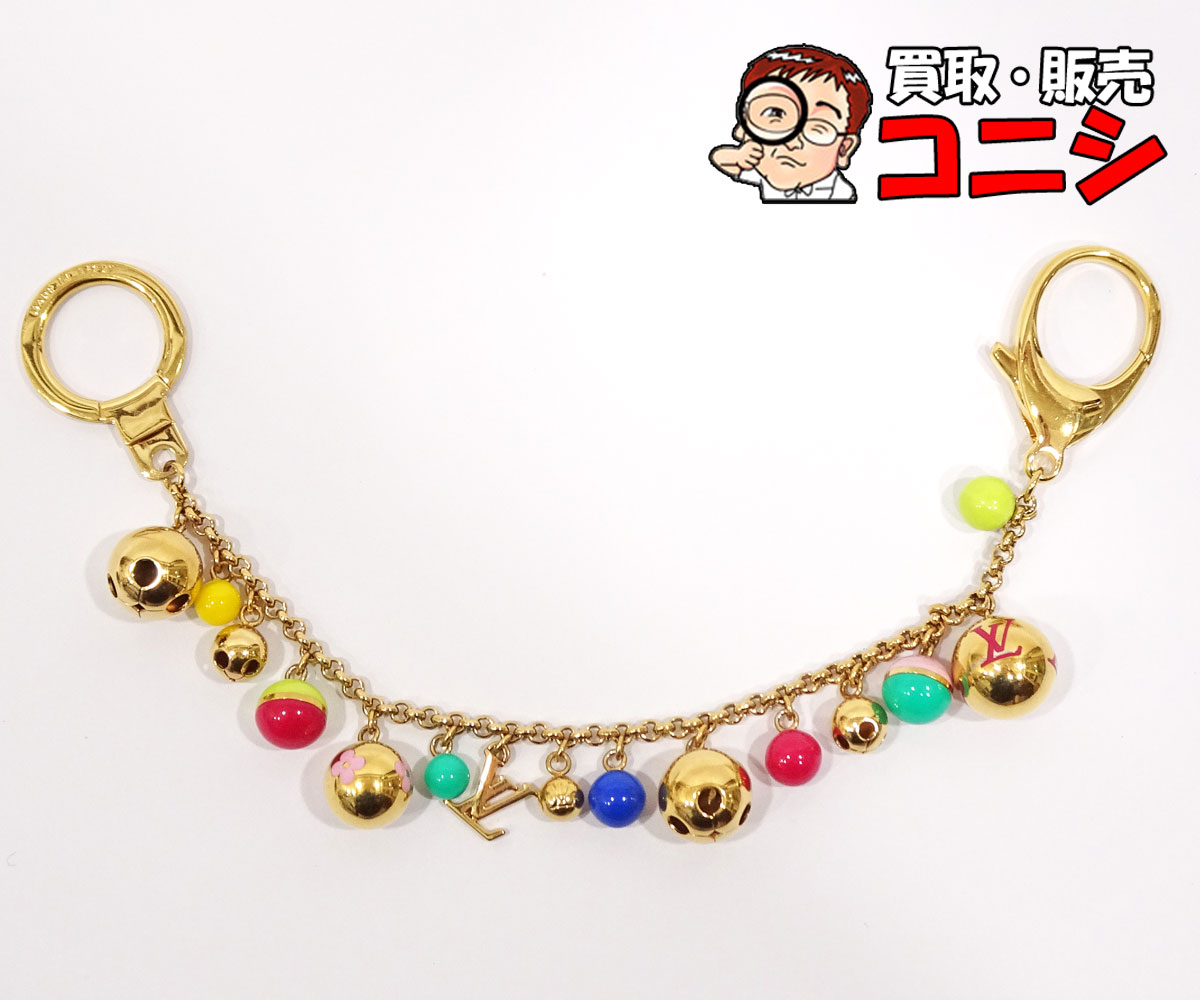 【ひとこと】 ルイ・ヴィトンのポルトクレ・シェンヌ グルローが入荷しました！ ヴィトンのアイコニックなモチーフと鈴が特徴的な鮮やかなチャームです。 使用感程度の小キズがありますが、そのほか目立つ傷や汚れの少ない状態の良いお品です。 是非、こ...