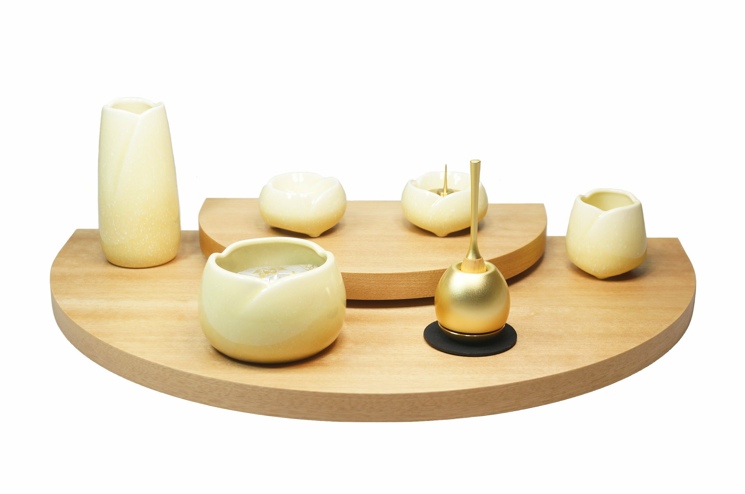 沖縄、離島につきまして別途送料が発生致します【　やわらぎ　仏具セット　五具足　ゆず　おりんセット・半月ステージ付 ［家具調仏壇］［仏具］　】 *　商品説明　* 仏具セット　陶器製　 香炉（香炉灰付）・湯呑・火立（専用芯付）・仏器・花立 家具...