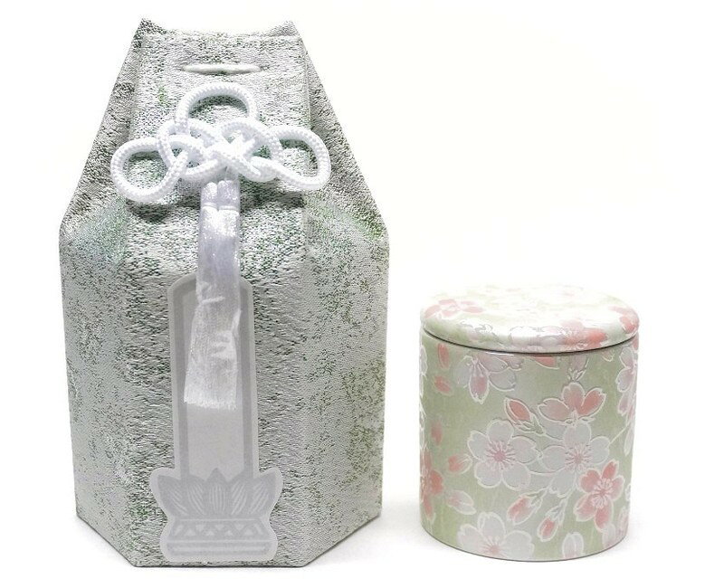 沖縄、離島につきまして別途送料が発生致します*　商品説明・状態　* 骨壺（骨カメ） 分骨・手元供養用・ペット用の小さいサイズです フタはシリコンパッキンで本体を逆さにしても落下して割れなどの損傷を防いでくれます 分骨袋六角 骨壺を入れる専用...