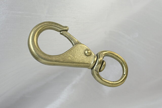 サイズ表です。2号なので、「2」という刻印が見えます。反対側になります。全て真鍮で作られた真鍮レバーナスカン（ビッグサイズ）です。全長93mm、頭部内径21mm/外径32mm、フック部外径39mm、重量89.8g、国産品。外径26mmの50...