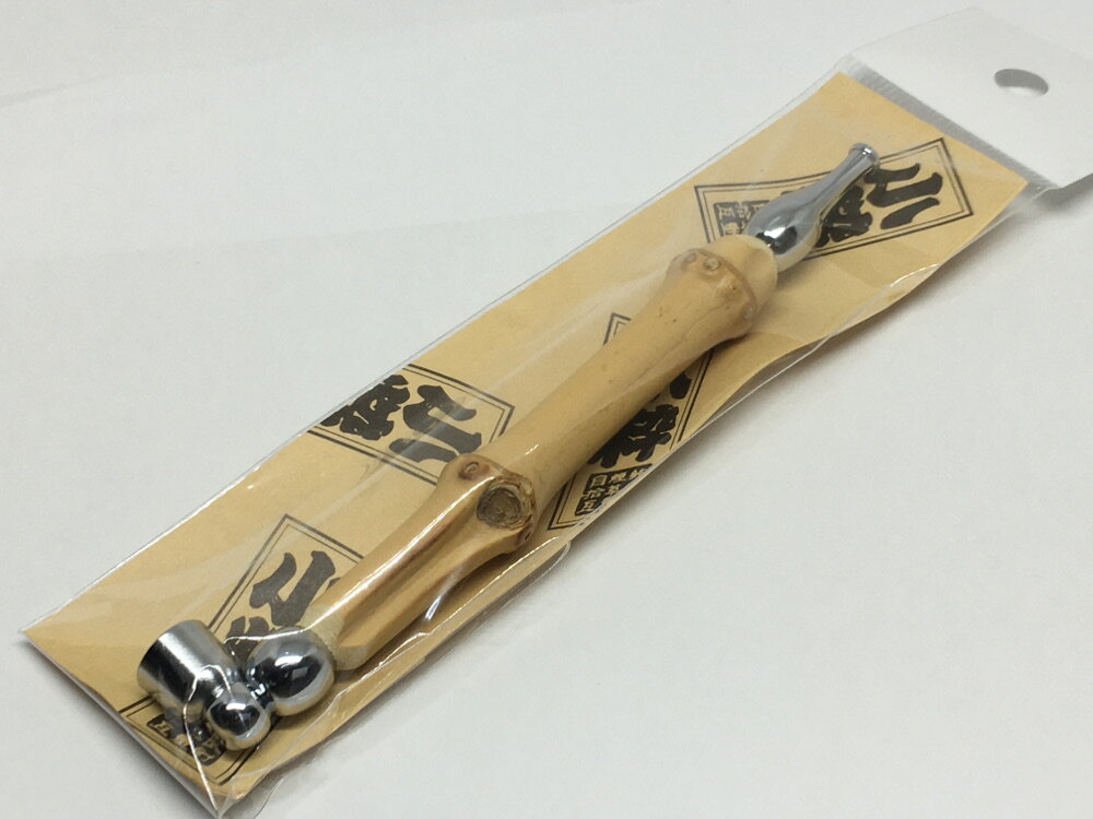 商品説明 ★雁首と吸い口は真鍮の削り出しにクロームメッキ。 　羅宇は紀州産の根竹を使用。 主な特長 ■商品仕様 ●全長（約）：120mm ●箱なし。PP袋入り。 ●注意：製造段階で起こるキズや擦れなどある場合が御座います。 備考