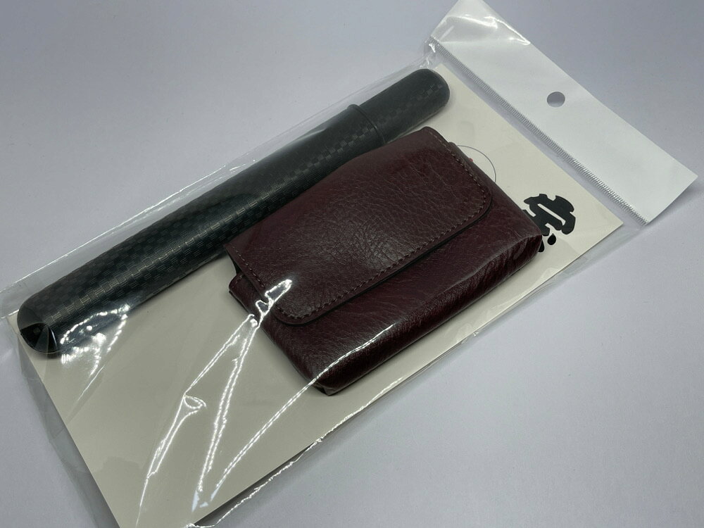 商品説明 ★シガレットの箱が入るサイズのたばこ入れ。 　マチがあるので、ライター等小物入れとしても使えます。 　タバコ入れは合皮製、煙管筒は樹脂製。 主な特長 ■商品仕様 ●サイズ(約):長さ105mm×幅70mm(タバコ入れ)、長さ210...