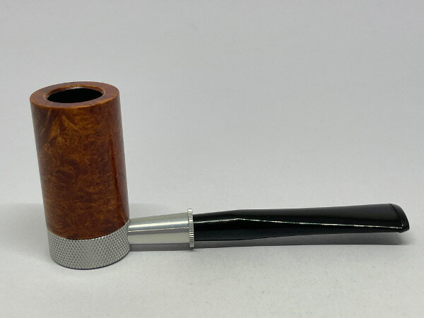 ギフト対応 商品説明 ★屋外に持ち出して使えるタフなパイプ。 　吸い口はアクリルのアーミープッシュ。 　ボウルはブライヤーの木目が楽しめるライトブラウンのポリッシュと、ブラック・サンドブラストの2タイプ。 主な機能 ●サイズ(約):全長10...