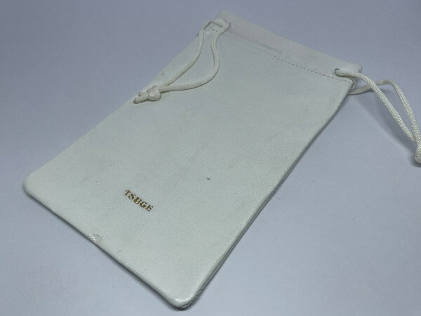 商品説明 ★良質な柔らかい牛革で作られたパイプポーチ。 商品仕様 ●サイズ(約):長さ193mm×幅120mm ●箱なし。袋入り。 ●注意 　革の表面にしみ、汚れ、傷が付いている場合があります。 　微細な傷など状態を気になさるお客様はご遠慮...