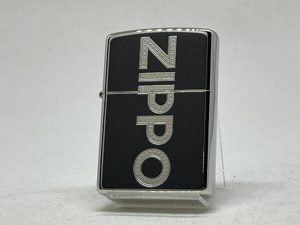 ギフト対応 商品説明 ★ZIPPOロゴを大胆に彫り込み、半球体を敷き詰めたことで上品な仕上げとなった逸品です。 主な特長 ●ZIPPOレギュラーサイズベース ●ニッケルメッキ、エッチング、両面加工 ●底面の刻印は異なる場合がございます。 ●...
