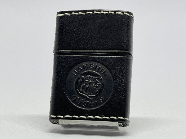 ギフト対応 商品説明 ★革巻きにロゴを刻印したオイルライターが新登場！ 主な特長 ●ZIPPOレギュラーサイズベース ●牛革巻きブラック ●底面の刻印は異なる場合がございます。 ●保証書・箱。 備考