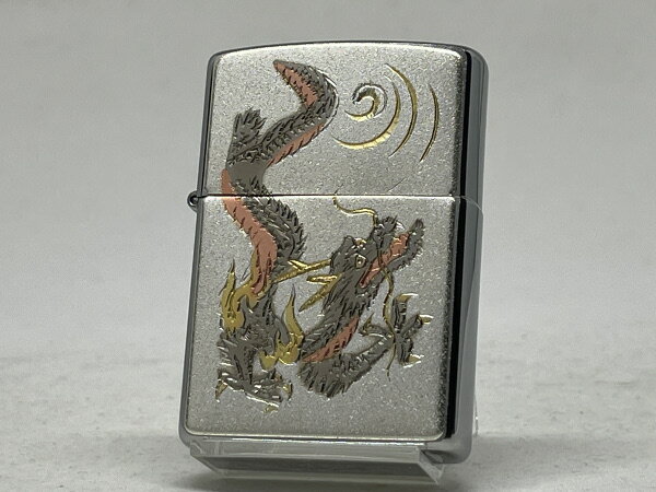 ギフト対応 商品説明 ★伝統技術の結晶、電鋳板のZIPPOの登場です。 　古き良き「和」の魂が今ここに。 主な特長 ●ZIPPO No.200ベース ●底面の刻印は画像と異なる場合がございます。 ●保証書・箱 備考