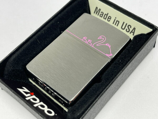 ギフト対応 商品説明 ★ペンギンライターオリジナルZIPPO人気シリーズに、NEWデザイン登場！ 主な特長 ●ZIPPO No.200FBベース ●加工：レーザー彫刻・色入れ（ライトピンク） ●底面の刻印は画像と異なる場合がございます。 ●...