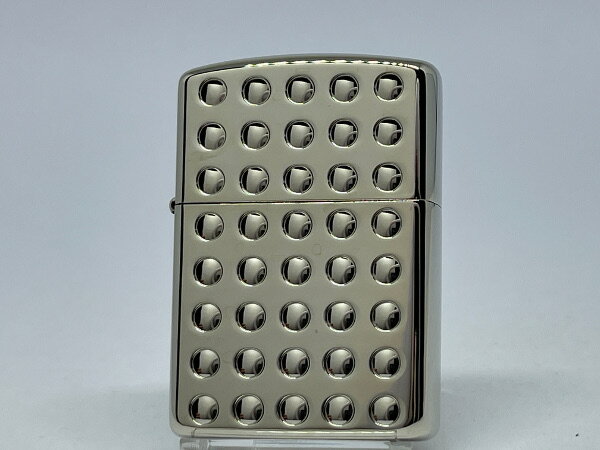 ギフト対応 商品説明 ★重レンズ状に映る像がユニークな加工です。 　映り込んだ人やモノが40個のレンズ状部分全てに並んで見える、ちょっと不思議な面白さ。 主な特長 ●ZIPPO #162アーマーベース ●加工：特殊彫刻加工 ●底面の刻印は画...