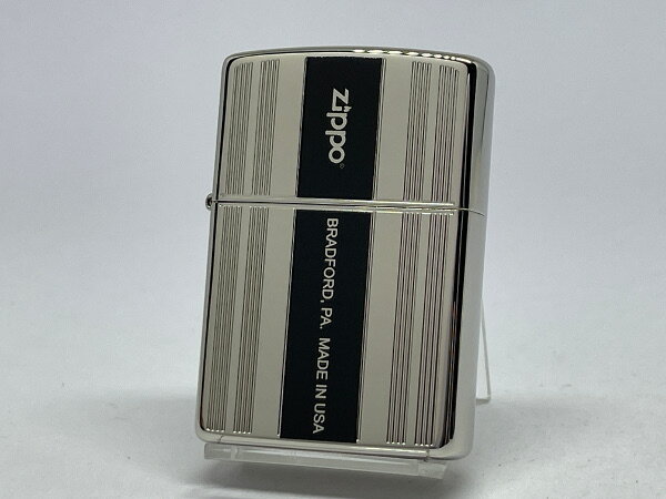 ギフト対応 商品説明 ★シンプルでエレガント、ラグジュアリーな縦ライン。 主な特長 ●ZIPPO #200ケース ●ニッケルメッキ+エッチング+プリント ●底面の刻印は画像と異なる場合がございます。 ●保証書・箱。 備考