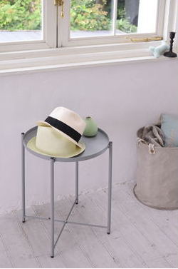 ◆トレーサイドテーブル グレー◆ スタイリッシュなデザインのサイドテーブル。 小型・軽量なので持ち運びも簡単。 【素材】　スチール(粉体塗装) 【サイズ】W48×D48×H52 cm 【カラー】グレー 【商品重量】2.5kg 【配送】　メー...