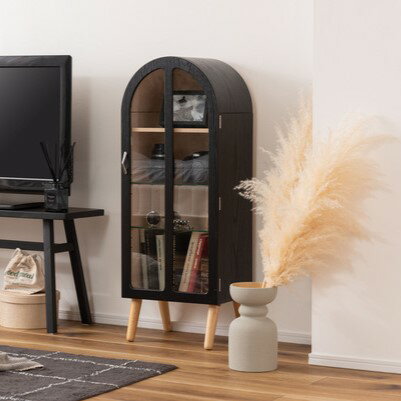 ◆アーチ型コレクションシェルフ　ブラック◆ ●洋風のアンティーク扉のような、 アーチ状の曲線が愛らしいコレクションシェルフ。 ●3段あるうちの最上段は木製の固定タイプ。 2段目・3段目のガラス板は、3段階高さ調整が可能です。 ●ガラス板は5...