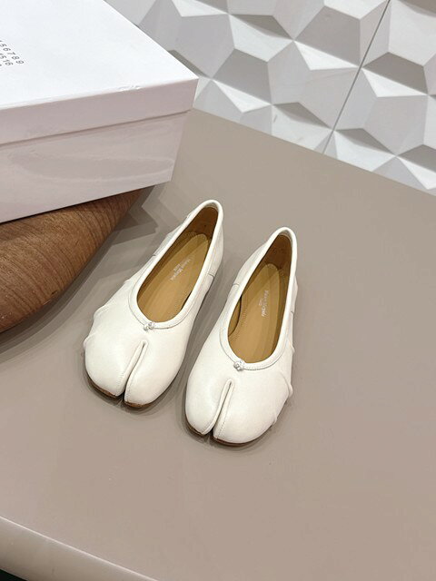 ↓Maison Margielaのアイテム一覧はこちらから↓ 商品説明素材-サイズ - ブランドMaison Margiela注意 ・ブランド公式の商品画像を使用しておりますが、お客様のモニターや照明等の影響により画面上と実物で色味が異なっ...