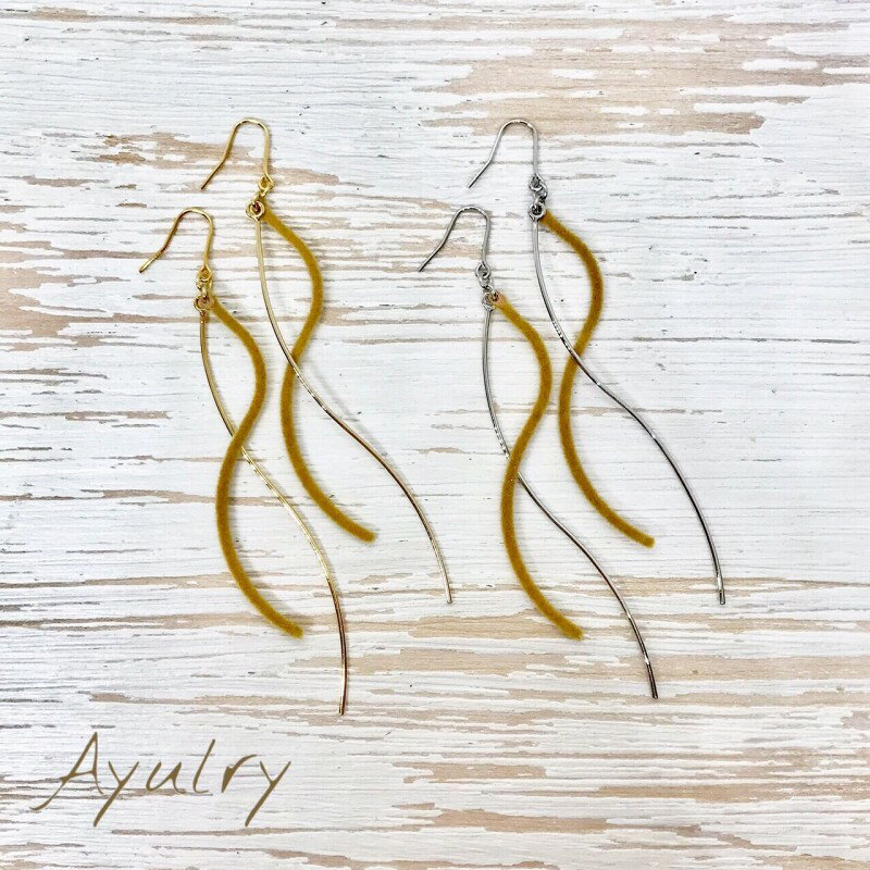 商　品　情　報＊*＊*＊*＊*＊*＊*＊*＊ ■色 起毛ウェーブバー＝イエロー ポスト部分・その他パーツ＝ゴールド・シルバー (注意！モニターの発色によって実際の物と異なる場合があります) ■サイズ 重さ＝約1g 長さ＝約7.6cm ■ポス...