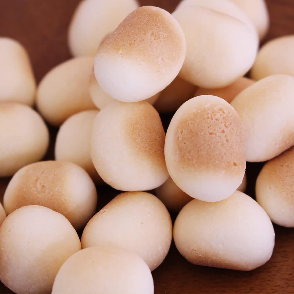 ホロホロとした食感と、甘く懐かしい香り。 卵の風味が感じられる柔らかい味わい。 子供のころを思い出すようなひと粒を、サックリと香ばしく焼き上げました。 一口サイズで手軽に食べられる温泉地銘菓です。 【原材料名】ばれいしょでん粉(ばれいしょ(...