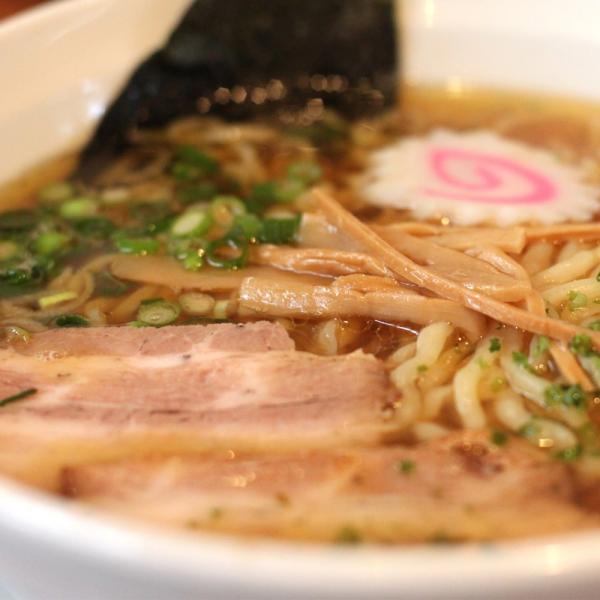 清く澄んだ豊かな水で打たれた麺は、平打ちで細く、縮みの強い極細のもみ麺！スープはしょうゆ味とみそ味の2種類をご用意！ 飛騨高山ならではの素朴で深い味わいが特徴です。 商品詳細 【原材料名】 めん〔小麦粉（国内製造）・食塩/酒精・ソルビット・...