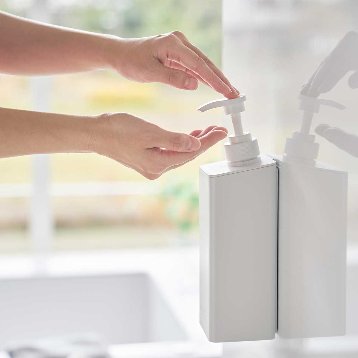 浮かせるので底がぬめらず衛生的！ ワンプッシュでたっぷり出る、マグネットで壁面に取り付けられるディスペンサーです。マグネットで壁面に簡単に取り付けられます。ポンプの位置を奥にすることで当社従来品よりも滑り落ちを改善し、ワンプッシュで出る量も...