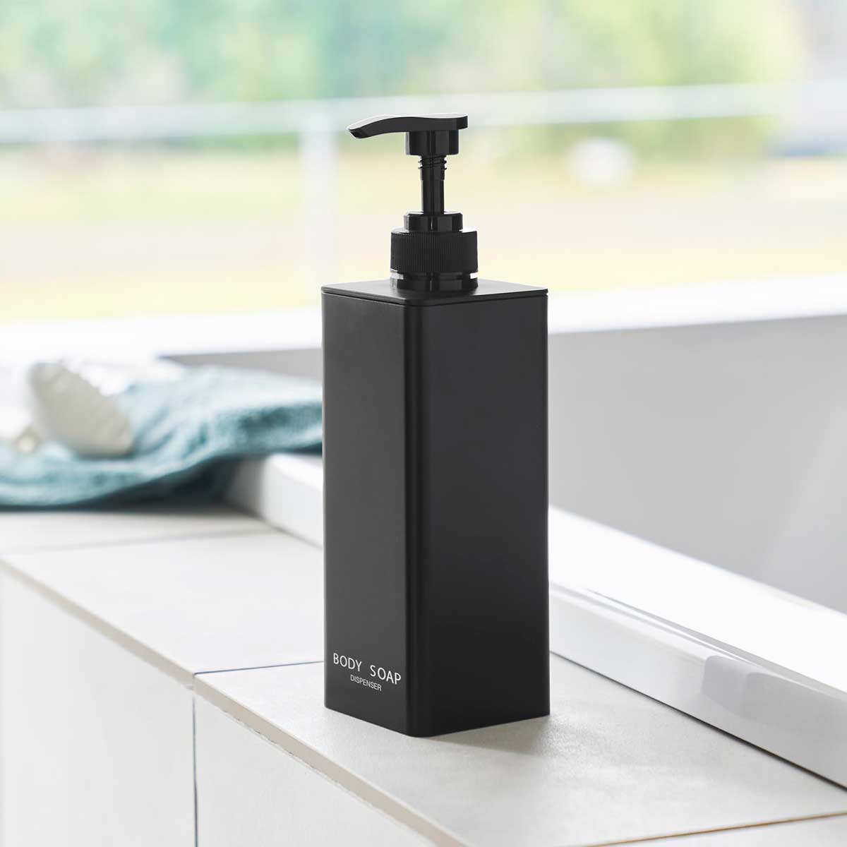 ワンプッシュでたっぷり出せる！ ワンプッシュでたっぷりと出るディスペンサー。従来品に比べて、ワンプッシュに出る洗剤の量が1.6ccから3.6ccにアップ。一度でたっぷりと量が出るので、何度も押す面倒がありません。 開口部が大きく詰め替えがラ...