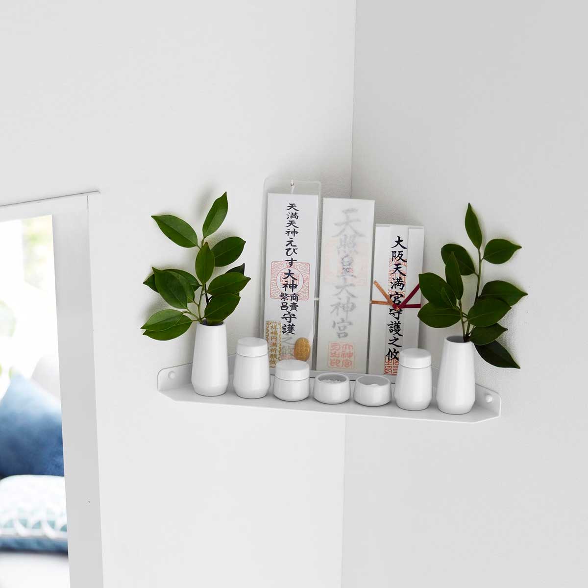 石膏ボードピンで簡単取り付け！ モダンでシンプルなコーナー神棚です。神札をしっかり立てられるスタンド付き。壁の穴が目立たない石こうボードピンで壁面のお好みの場所に簡単に取り付けできます。 コーナーに設置できるモダン神棚！ スタンドがあるので...