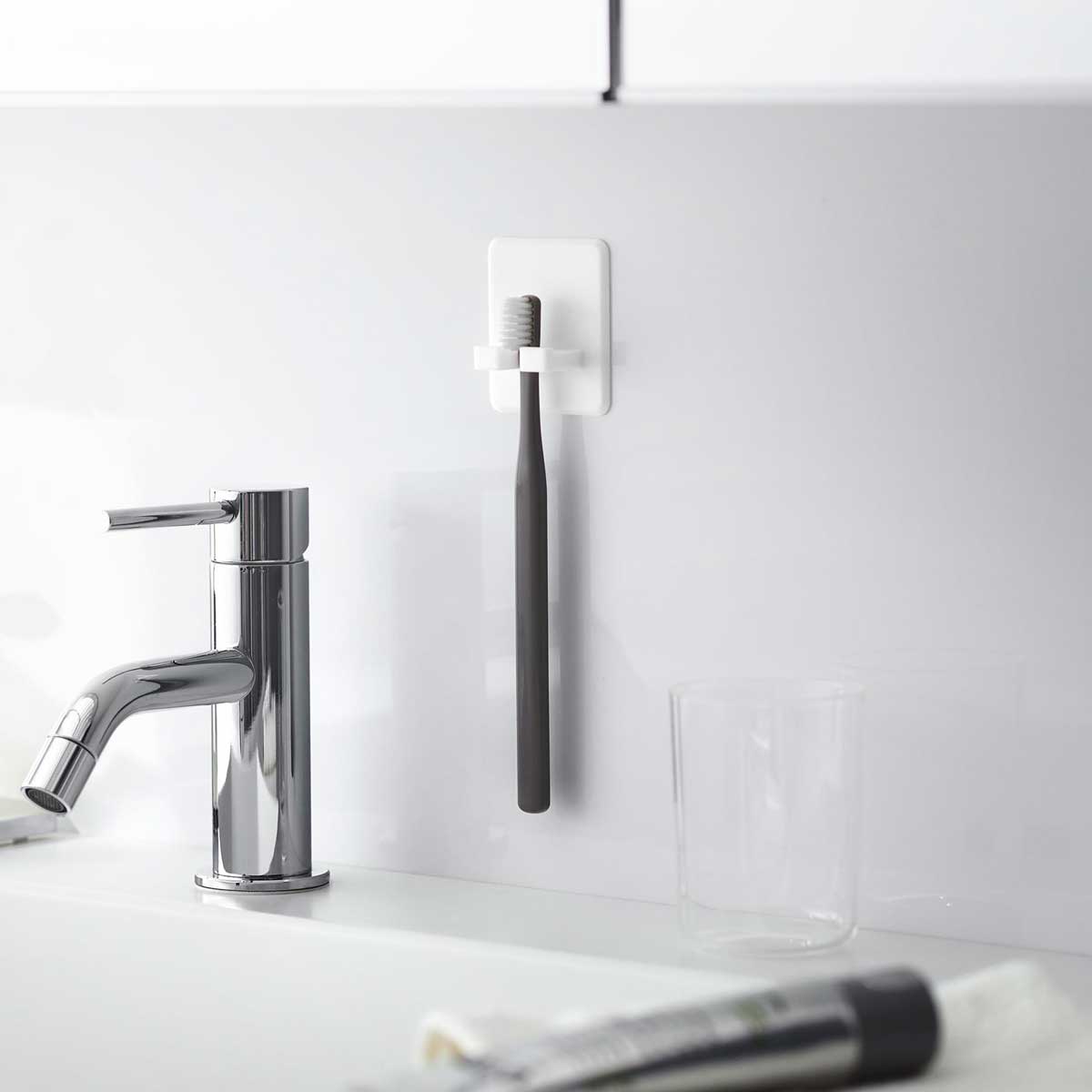 シリコン吸盤でピタッと密着 シリコーン吸盤で、浮かせて収納できる歯ブラシホルダー。柔らかい素材のシリコーン吸盤を貼り付けて設置する歯ブラシホルダーです。ミラーやタイルにも取り付けでき、汚れが気になったら剥がして洗えて衛生的です。 商品の情報...