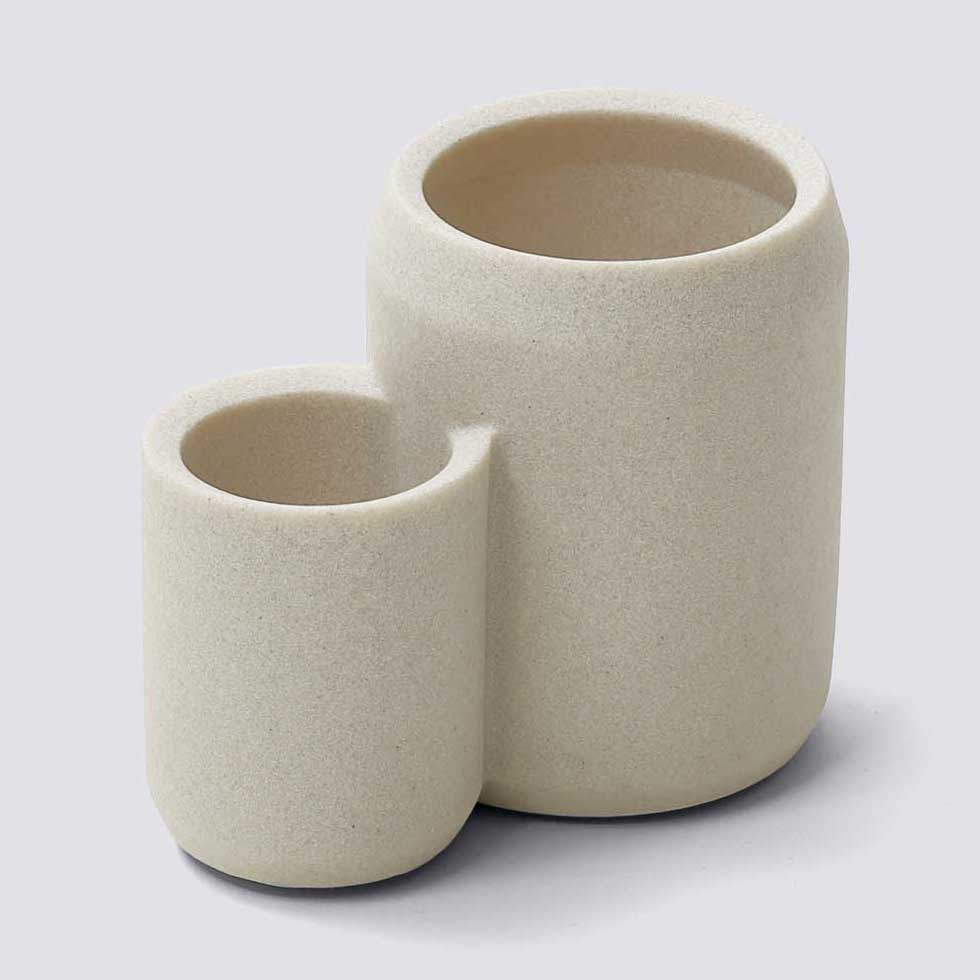 調理道具とカトラリー収納 コンパクトなボディに調理道具とカトラリーを仕分けひとまとめに収納します。歯磨きや歯ブラシなど仕分け収納にもご活用いただけます。高さの異なる2つの収納スペースで、キッチンではツールやカトラリーをコンパクトにひとつにま...