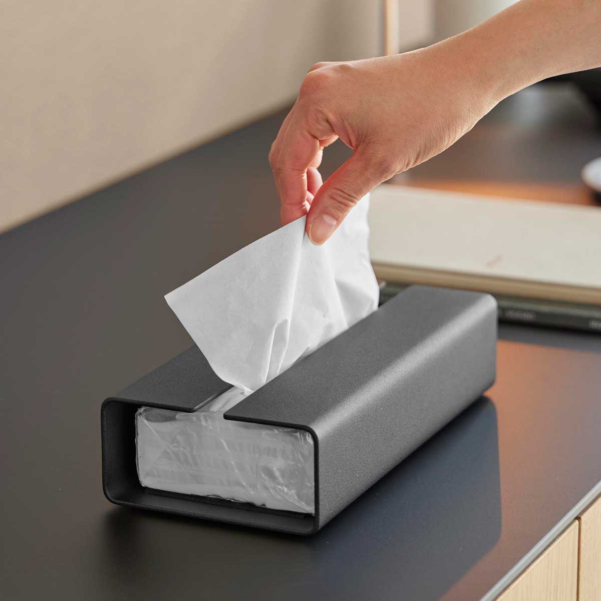 横からスッと簡単入れ替え ソフトパックタイプに対応したティッシュケースです。ケースの両側が開いているため、左右からティッシュの交換がスムーズにでき、残量もひと目で確認できます。丈夫で重みのあるスチール製で、安定感があり片手でも取り出しやすく...