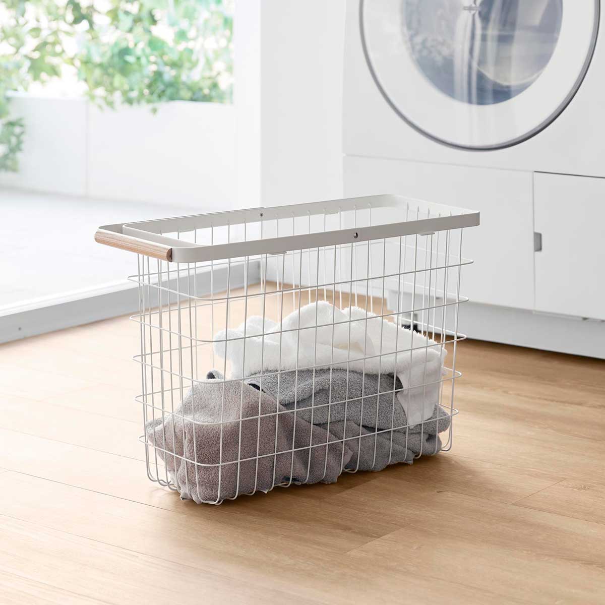 省スペースなスリムサイズ 天然木とスチールの組み合わせが美しいランドリーバスケットLサイズです。狭いランドリースペースにも置ける幅23cmのスリムなランドリーバスケットLサイズです。持ち運びに便利な天然木のハンドル付き、使わないときはハンド...