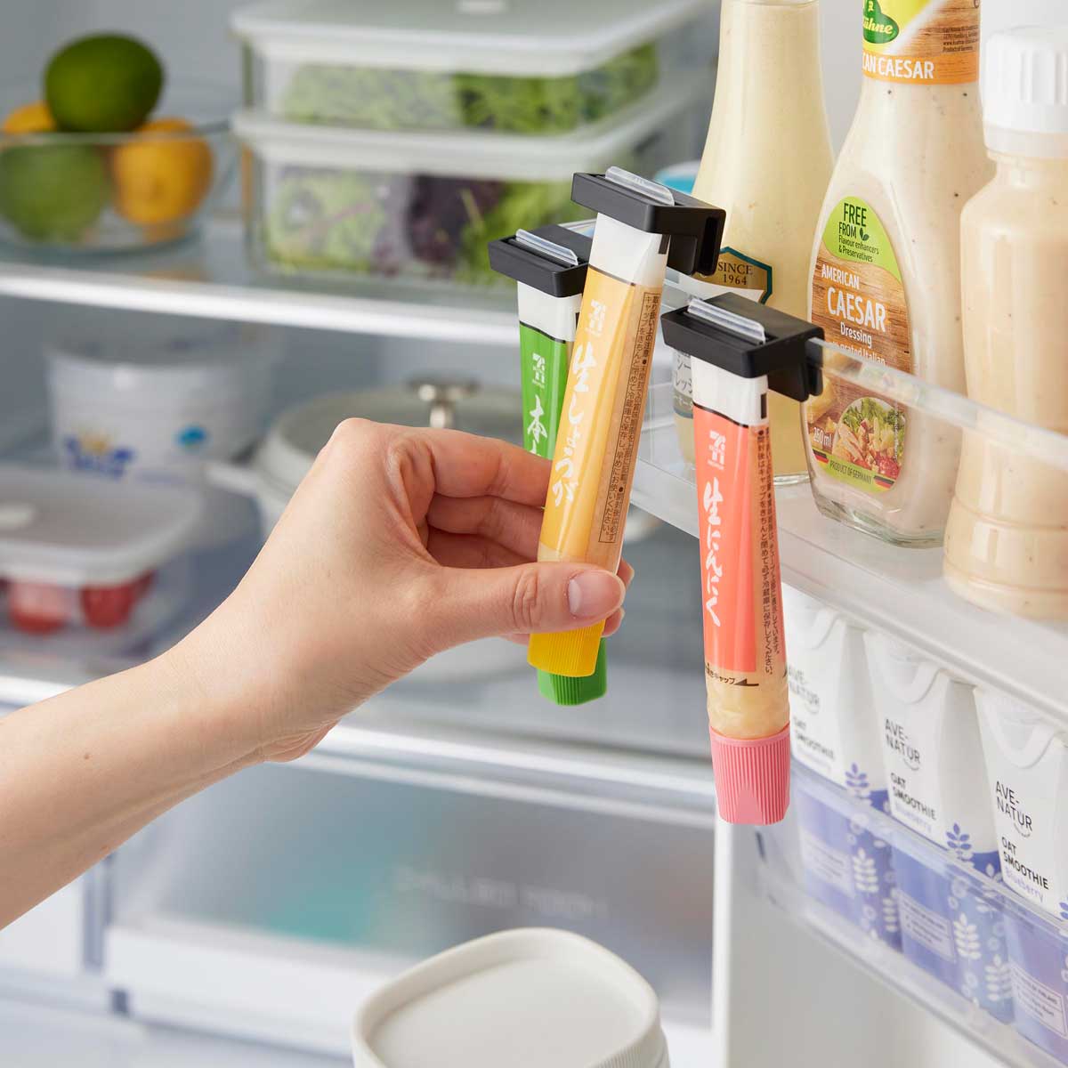 引っ掛けて収納できる 冷蔵庫のサイドポケットに引っ掛けて収納できる、薬味チューブ用ホルダー3個セットです。冷蔵庫に複数ある薬味チューブをセットしてデッドスペースに浮かせて収納できます。絞れる機能付きで最後まで無駄なく使いきれます。 商品の情...