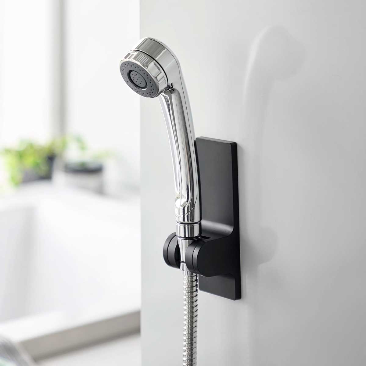 3段階調節できるシャワーフック マグネットでお好みの位置に簡単取り付け。10度ごとに3段階の角度調節ができる便利なシャワーホルダーです。内側のストッパーで、水圧がかかってもズレにくく、使いやすい仕様です。 商品の情報 ・ブランド：YAMAZ...