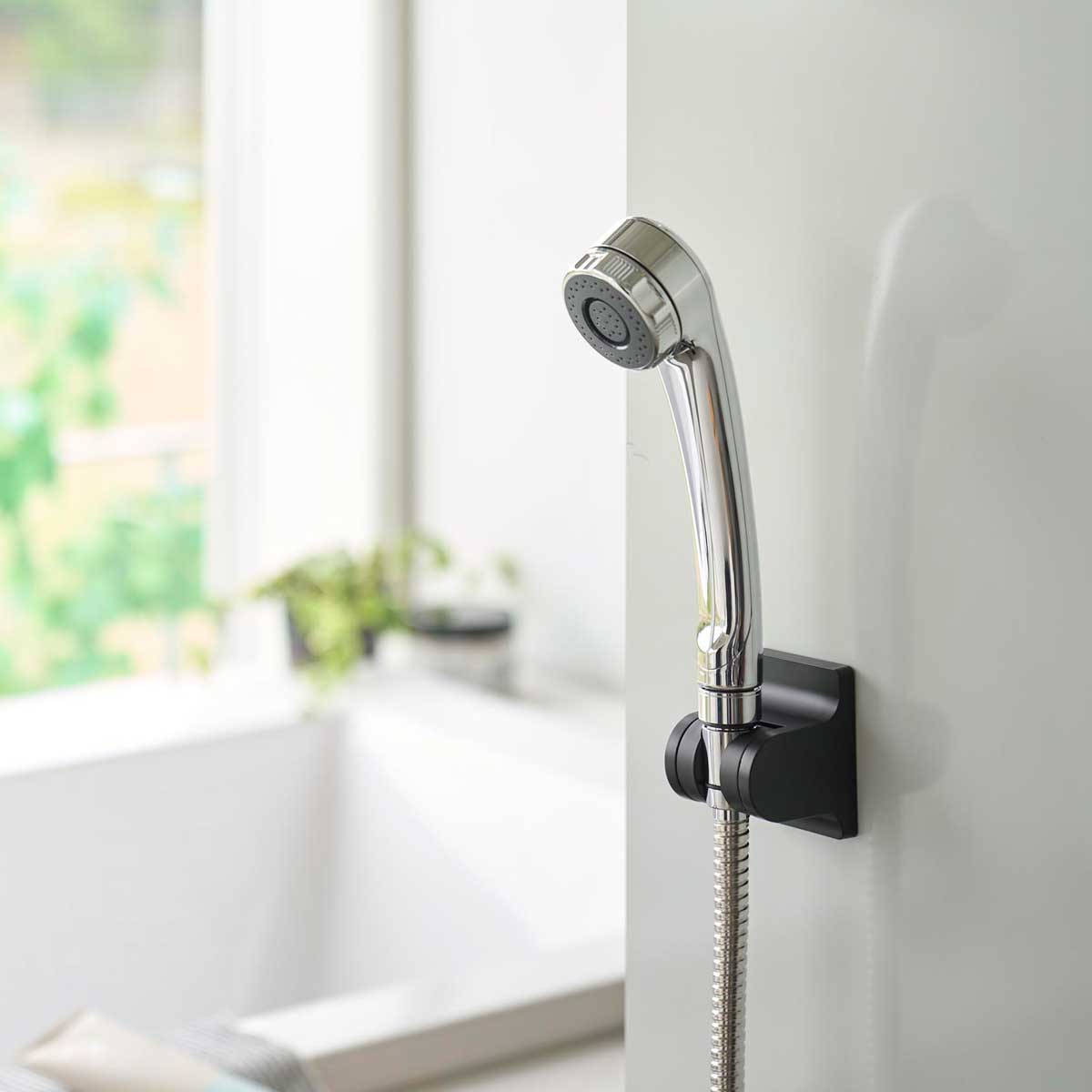 3段階調節できるシャワーフック フィルムフックでお好みの位置に簡単取り付け。10度ごとに3段階の角度調節ができる便利なシャワーホルダーです。内側のストッパーで、水圧がかかってもズレにくく、使いやすい仕様です。浴槽の壁面に取り付ければ、お子様...