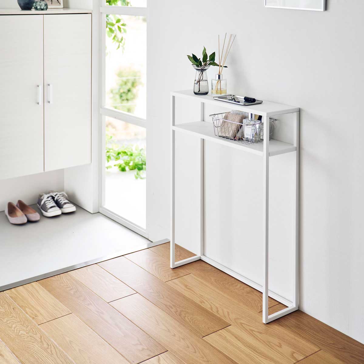 玄関や廊下、リビングなどに エントランスや廊下、リビングで活躍する棚付きのコンソールテーブルです。眼鏡や鍵などのちょい置きや観葉植物やディフューザーなどディスプレイに便利に使えます。 一時置きやディスプレイに 一時置きにも便利なコンソールテ...