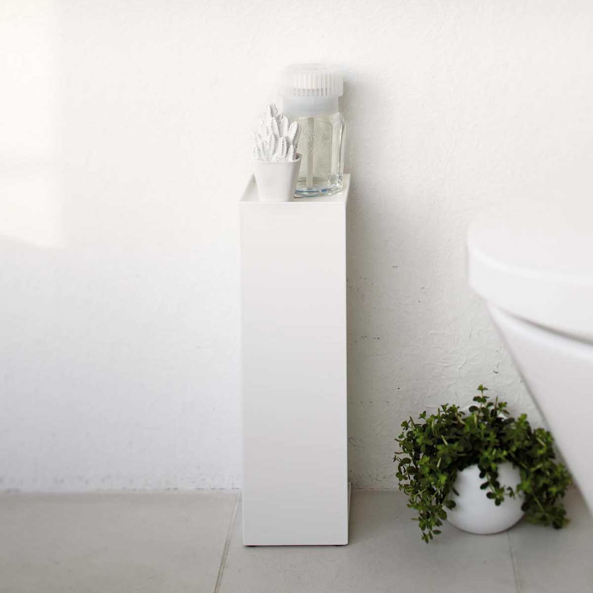 空間に美しく馴染みます トイレットペーパーをコーナーに美しく隠して収納。コーナーに置けば存在を主張せず、空間に美しく馴染みます。 上はトレーになっているので、芳香剤や消臭スプレーを置くことができます。 商品の情報 ・ブランド：YAMAZAK...