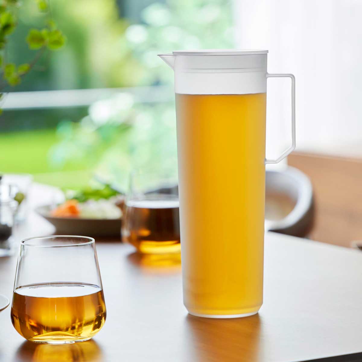 スタイリッシュな1.2L冷水筒 熱湯やアルコール飲料も注げる冷水筒。耐衝撃性・耐薬品性に優れた丈夫で熱に強く、割れにくい素材を使用しており、熱いお茶やレモン水、アルコール飲料にも安心してお使いいただけます。冷蔵庫のドアポケットにすっきり収納...