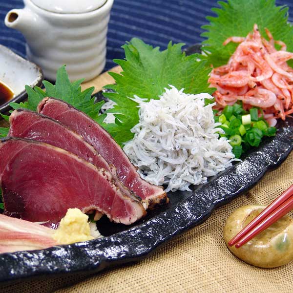 　焼津一本釣り鰹たたきに駿河湾で水揚げされた希少な桜えびとしらすの詰め合わせです。 ■温度帯：冷凍 ■アレルゲン表示：（義務7品目）エビ ■アレルゲン表示：（推奨21品目）無 ■賞味期限：出荷日より冷凍で35日(最低保証：お届け先様へ最低で...