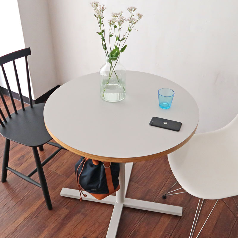 商品説明サイズ直径75cm×高さ72cm 材質メラニン化粧板/スチール備考玄関までのお届けです。/時間指定不可店長コメント直径75cmの丸型カフェテーブル。 コンパクトながらも2人でゆったり使えるサイズ感で、ご自宅はもちろん、カフェのような...