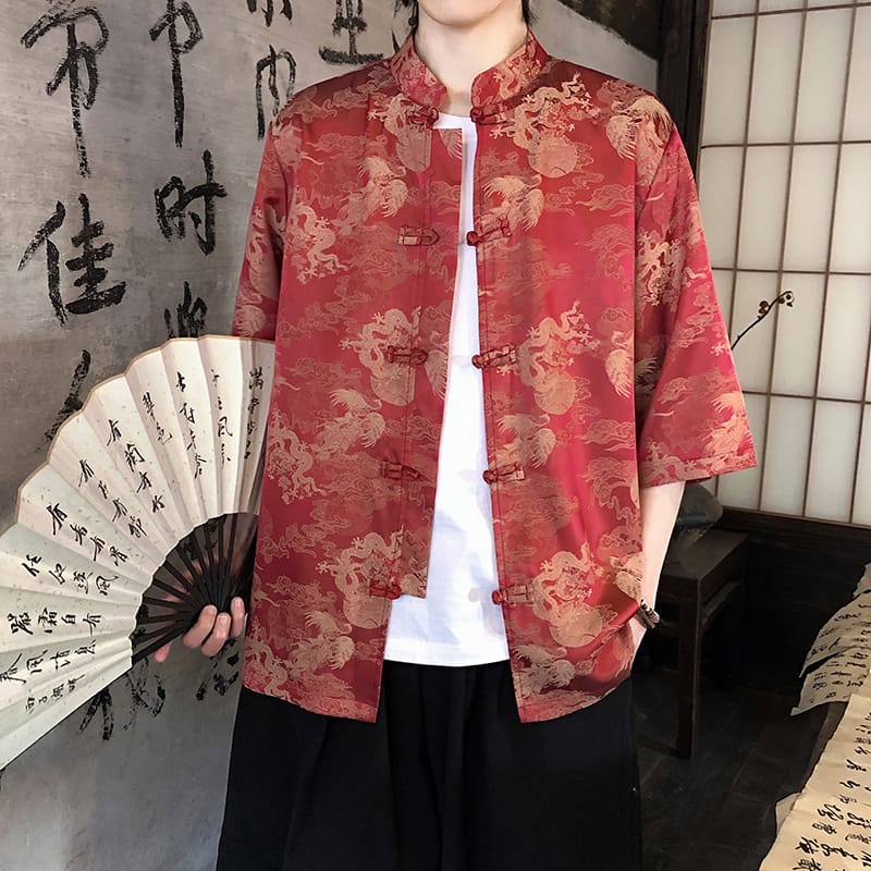 商品説明 品名 アイスシルク鳳凰柄チャイナシャツ 説明 薄手で涼しいアイスシルク素材を使用した5分袖チャイナシャツです。 鳳凰柄がジャガード織りで描かれ、立襟と伝統的なチャイナボタンが特徴。 レトロな魅力と現代的な着心地を兼ね備えた唐装スタ...