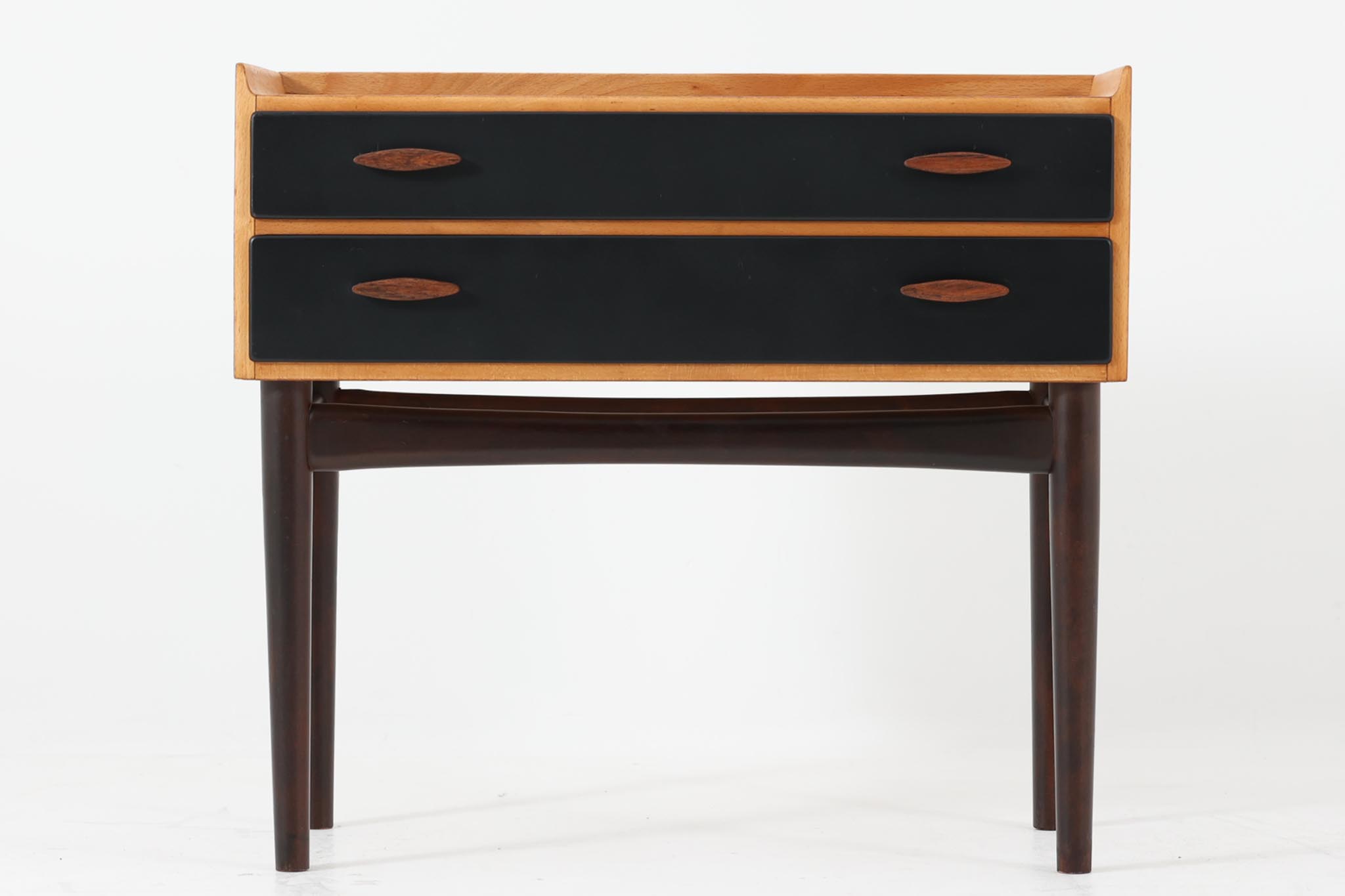 スウェーデン製の小ぶりな2段チェストです。ブラックペイントの脚が取り付けられ、スタイリッシュな印象を与えます。本体には良質なチーク材が使用されています。引き出しにもブラックペイントが施されています。コンパクトながらも機能的で存在感のあるデザ...