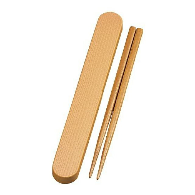 【MAGE-WAPPA BENTO】 日本製のお箸と箸箱のセット。 曲げわっぱのような箸箱のデザインがお洒落です。 18cmのお箸は小学生のお子様から大人までお使いいただけます。 滑りにくく、持ちやすい木製のお箸です。 箸箱用ベルトが付属し...